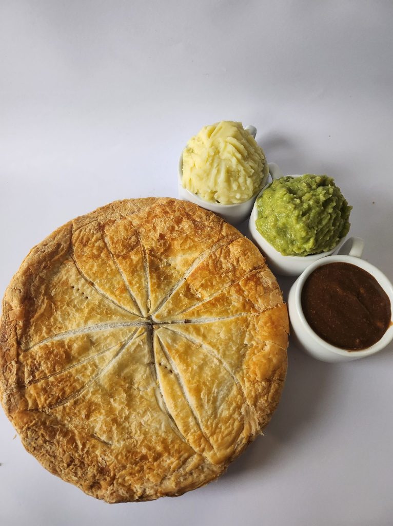 LARGE FAMILY MEAT PIE MUSHY PEAS MASH AND GRAVY | Syd's Pies